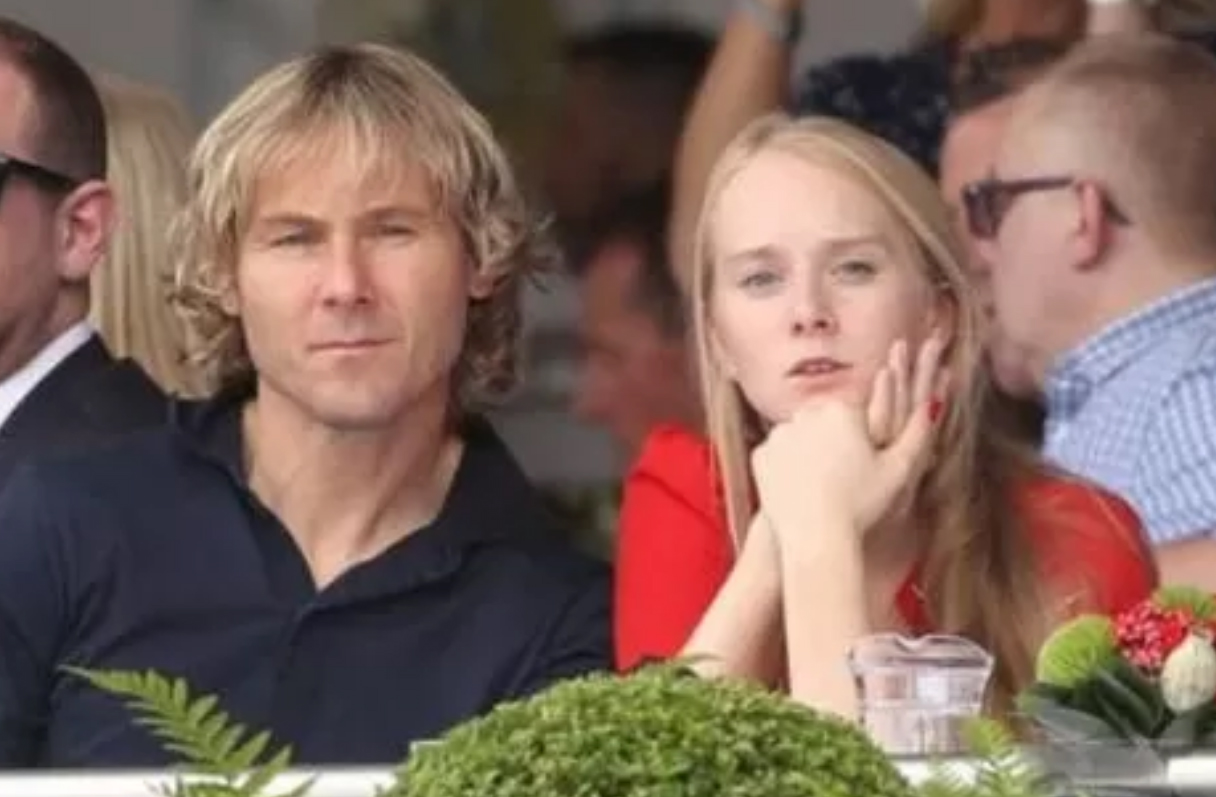 The famous football player is divorcing because of a girl RELATED WITH ...