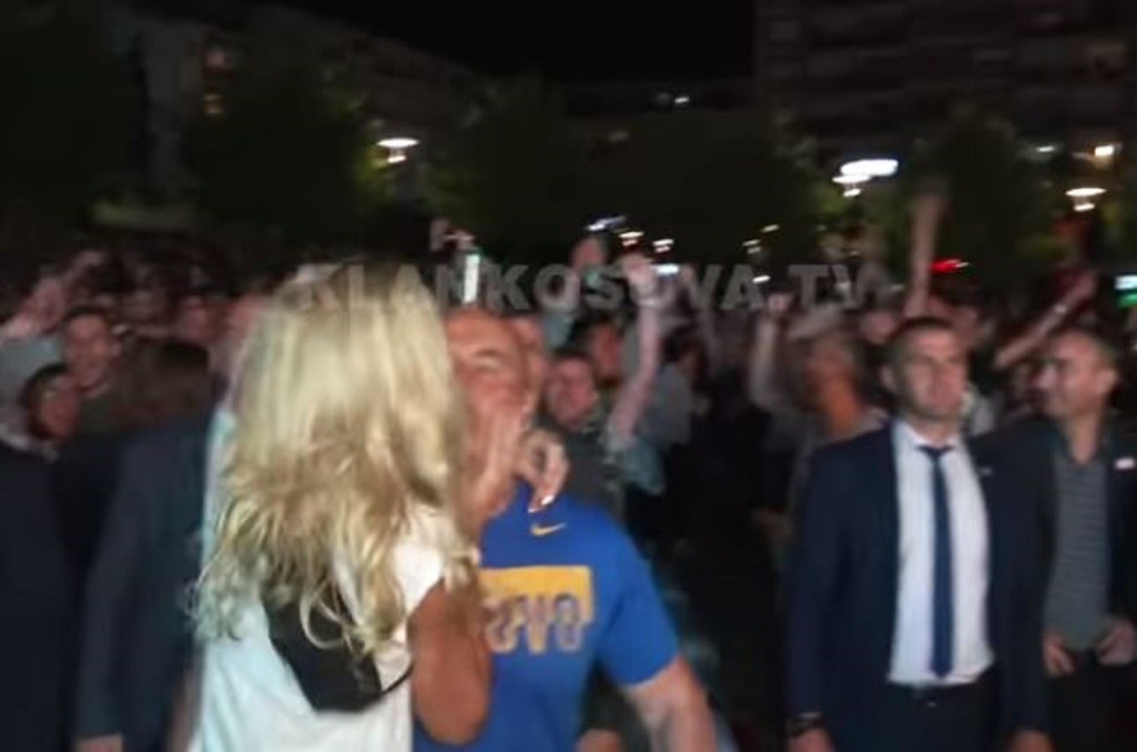 Hot kiss between Ramush Haradinaj and his wife Anita (VIDEO) - Free Press