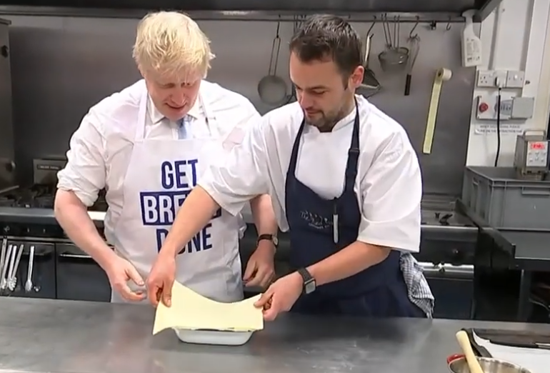 ÎNAINTE DE ALEGERI: Johnson a pregătit o plăcintă, Corbyn și-a adunat ...