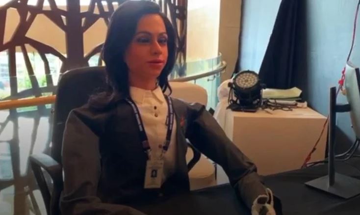India unveils female astronaut robot to go into space soon (VIDEO ...