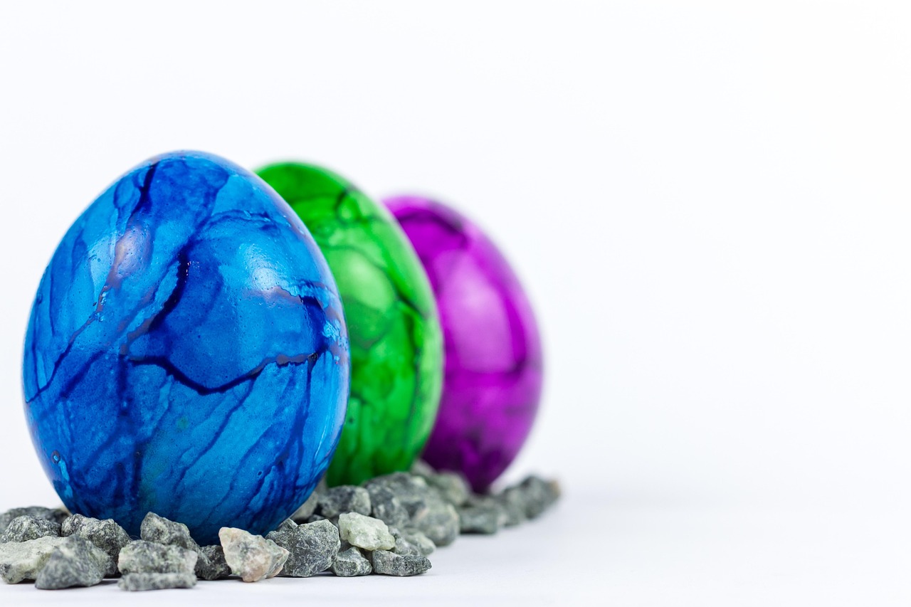 Jouez avec les couleurs et créez des œufs de Pâques uniques sur votre ...
