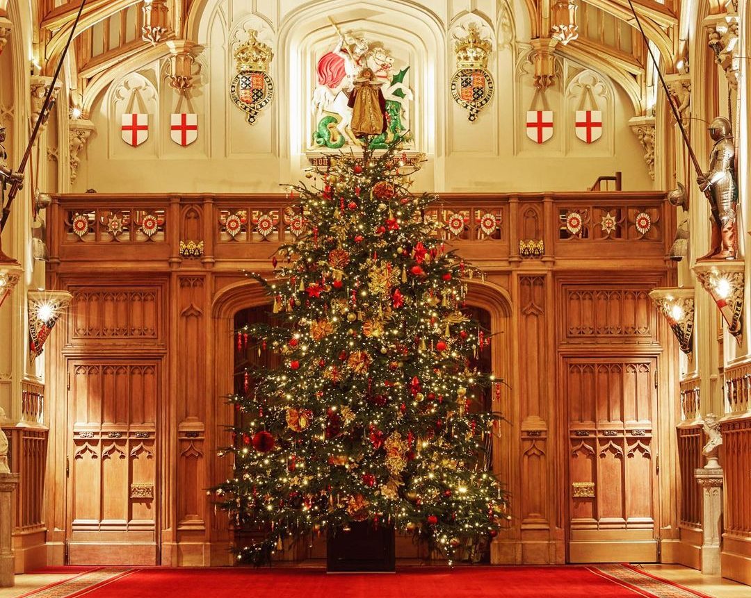 PHOTO | A 7-meter Christmas tree adorns Queen Elizabeth's palace ...