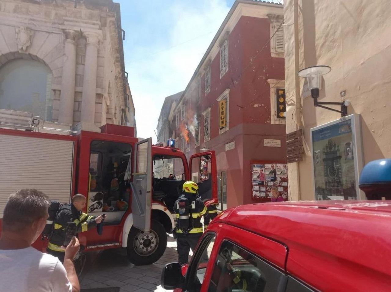 VIDEO: Dangerous fire in Zadar, apartment set on fire, evacuation ...