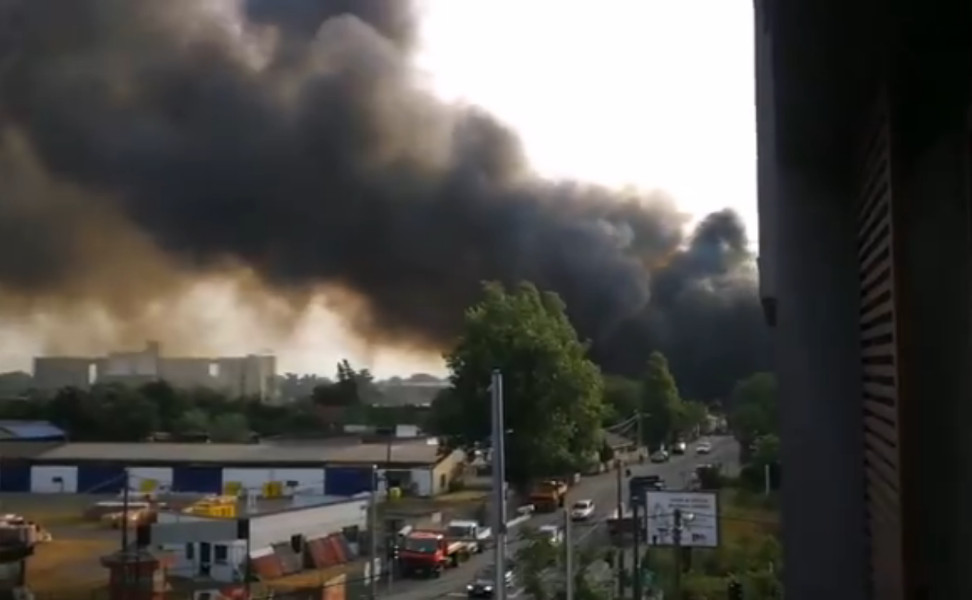 VIDEO | Black smoke rises over Belgrade: Large warehouse fire in ...