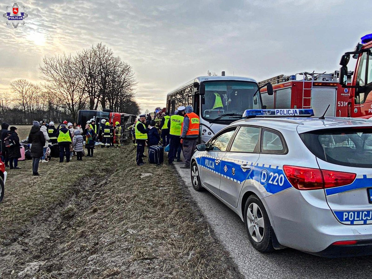 A bus carrying refugees from Ukraine overturned in Poland, children are ...