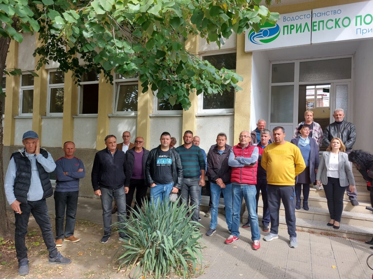 Вработените во „Прилепско поле" протестираат поради неисплатените плати ...