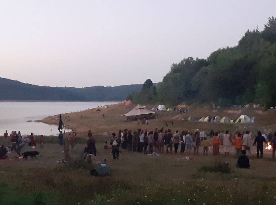 Кои се „Rainbow Gatherings“ - секта или група странци кои кампираат во ...