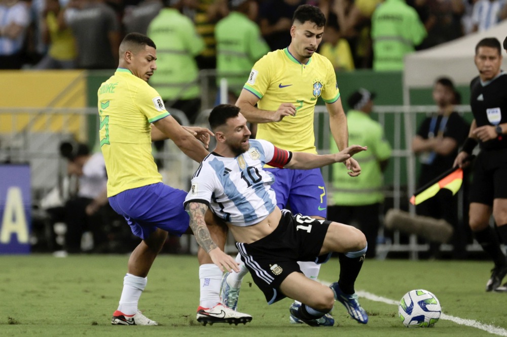 FIFA hapi një hetim: A do të dënohet Brazili për kaosin në “Maracana ...
