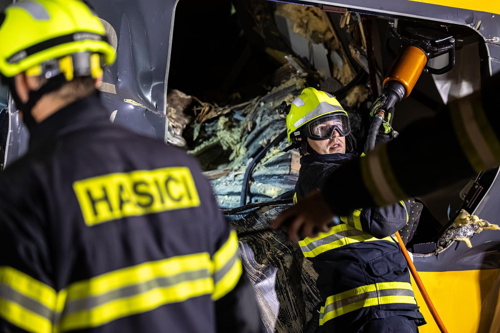 ФОТО | Четворица мртви и над 20 повредени во судир на два воза во Чешка ...