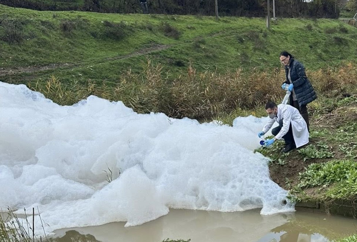 FOTO: Čudna bijela pjena izbija iz kanala u blizini rijeke Vardar u ...