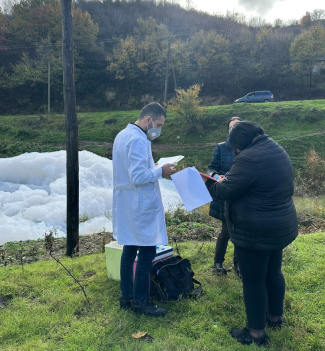FOTO: Čudna bijela pjena izbija iz kanala u blizini rijeke Vardar u ...